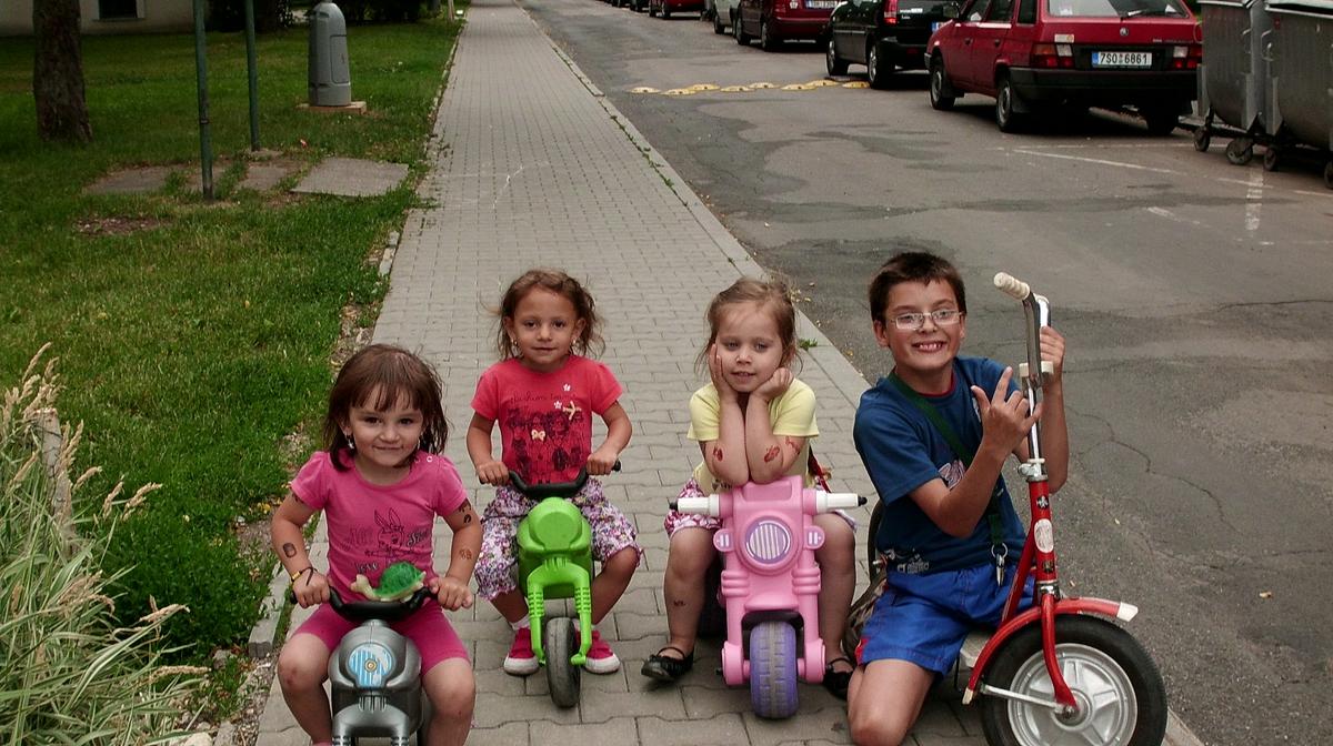 PŘED BARÁKEM – lenickalenicka – album on Rajče